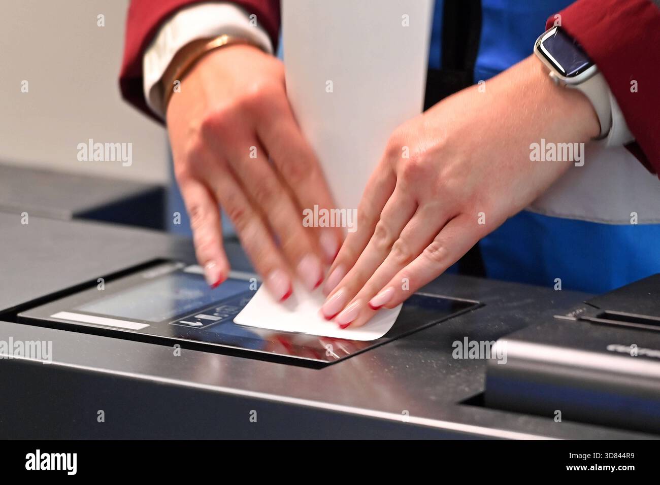 Kontrolle der Bordkarte,Boarding Pass, Boarding Pass Scanner,scannen ...