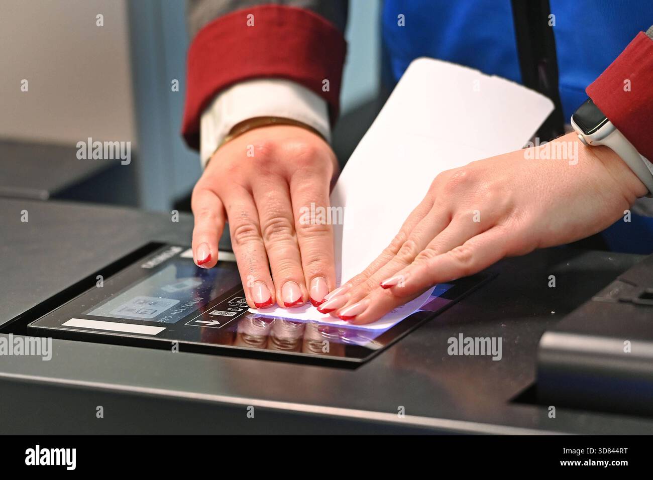 Kontrolle der Bordkarte,Boarding Pass, Boarding Pass Scanner,scannen ...