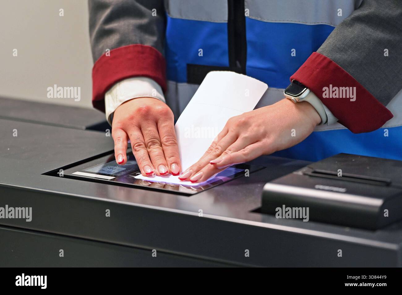 Kontrolle der Bordkarte,Boarding Pass, Boarding Pass Scanner,scannen ...