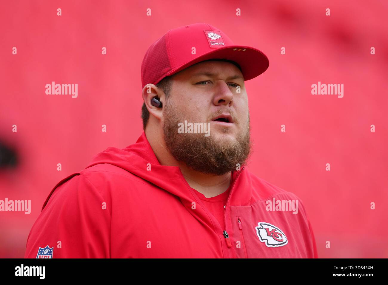 Kansas City Chiefs center Creed Humphrey warms up prior to an NFL ...