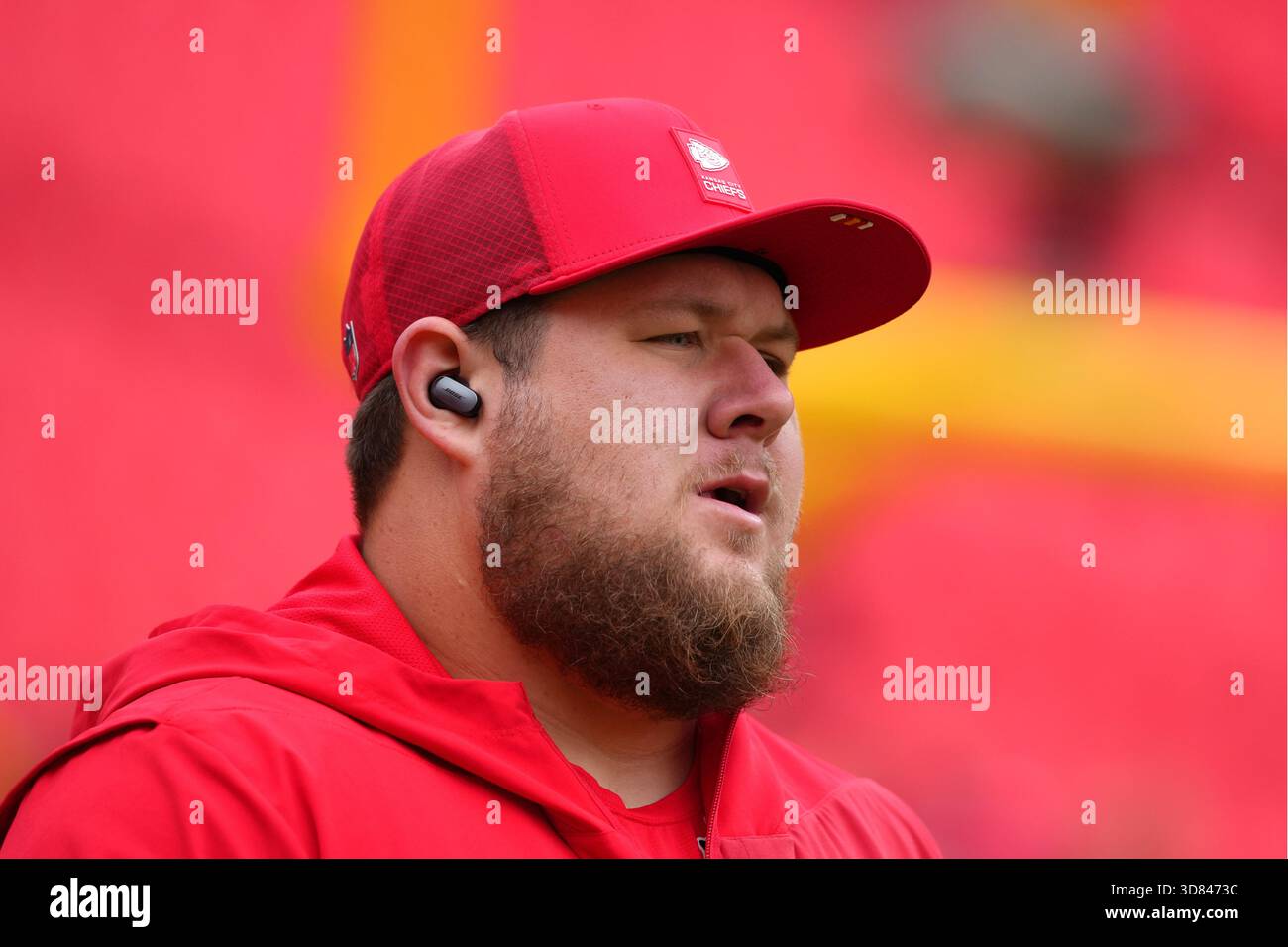 Kansas City Chiefs center Creed Humphrey warms up prior to an NFL ...