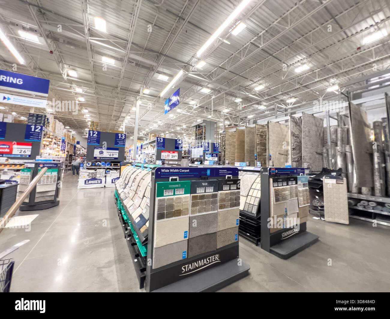 Aisle view in flooring department store Stock Photo - Alamy