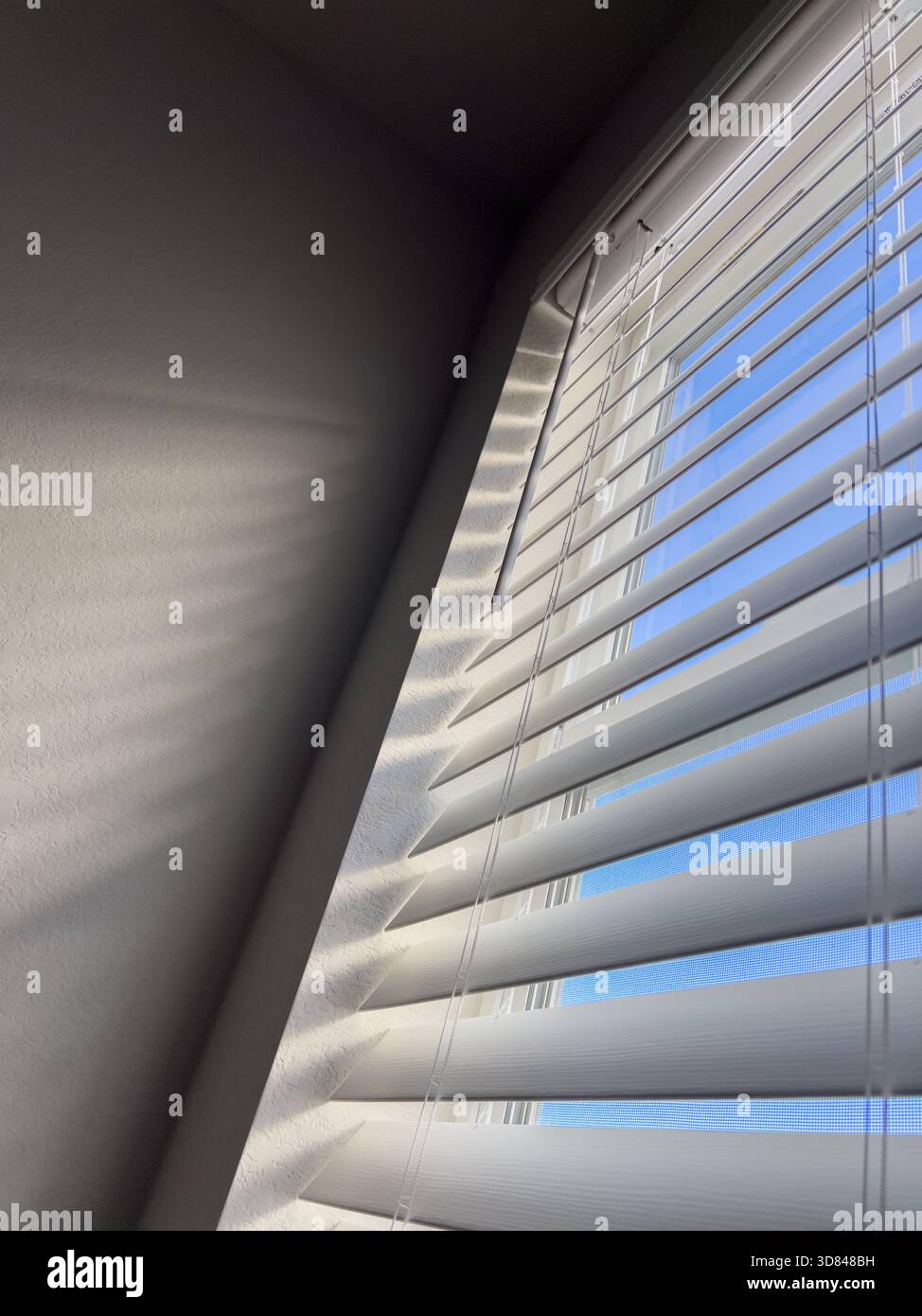 Light streaming through blinds hi-res stock photography and images - Alamy
