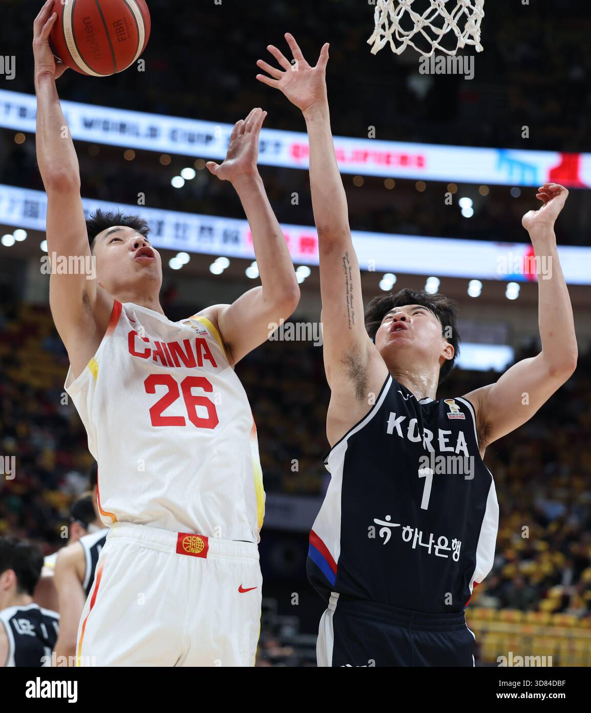 (251128) -- BEIJING, Nov. 28, 2025 (Xinhua) -- Lee Hyunjung (R) of ...