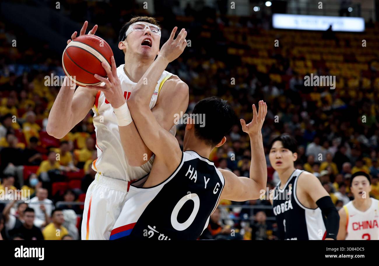 (251128) -- BEIJING, Nov. 28, 2025 (Xinhua) -- Zhou Qi (L) of China ...
