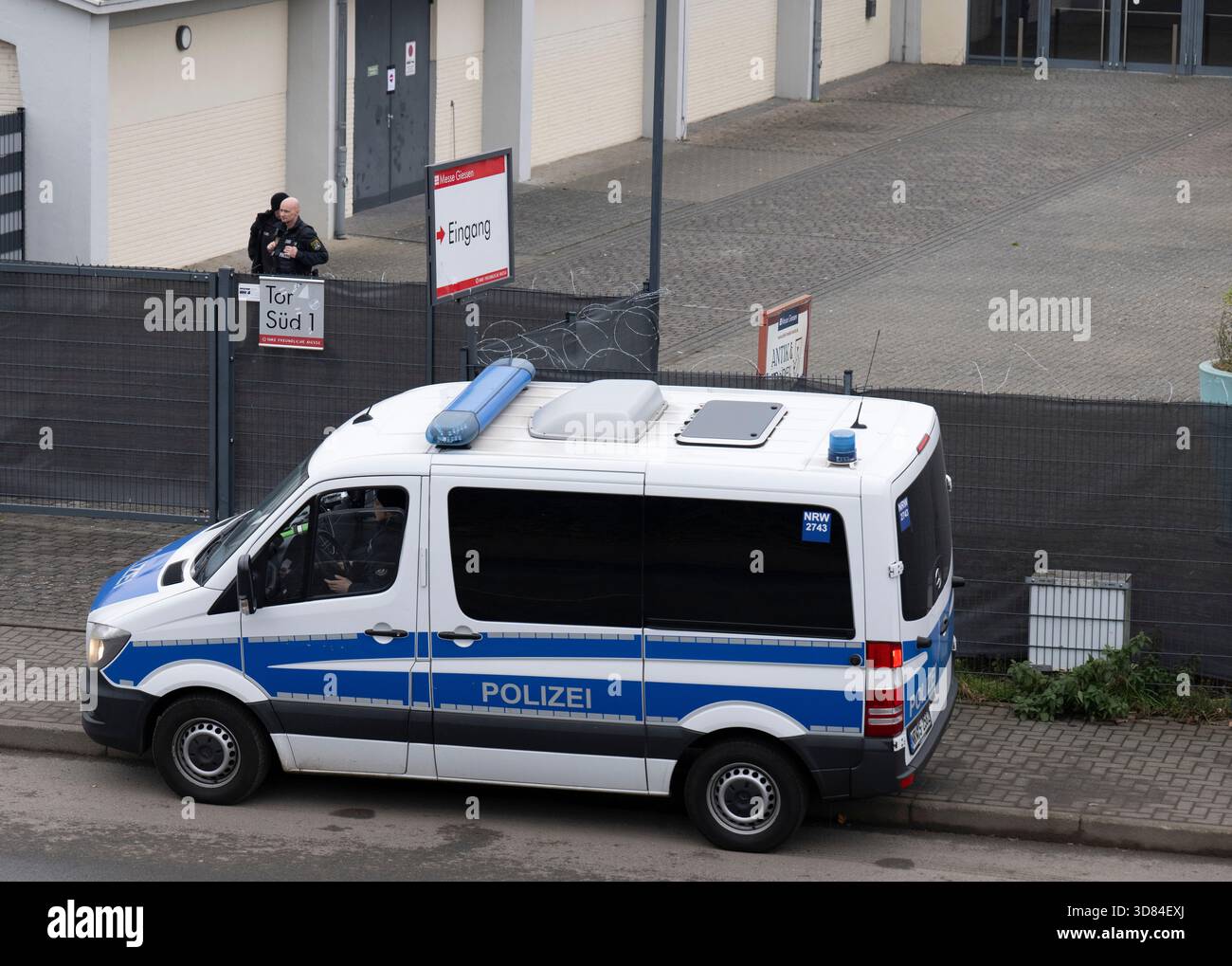 28 November 2025, Hesse, Gießen: Police forces are on standby at the ...
