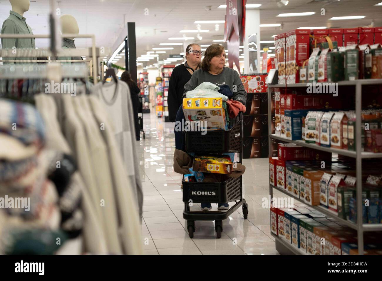 Shoppers browse through Kohl's department store for Black Friday deals ...