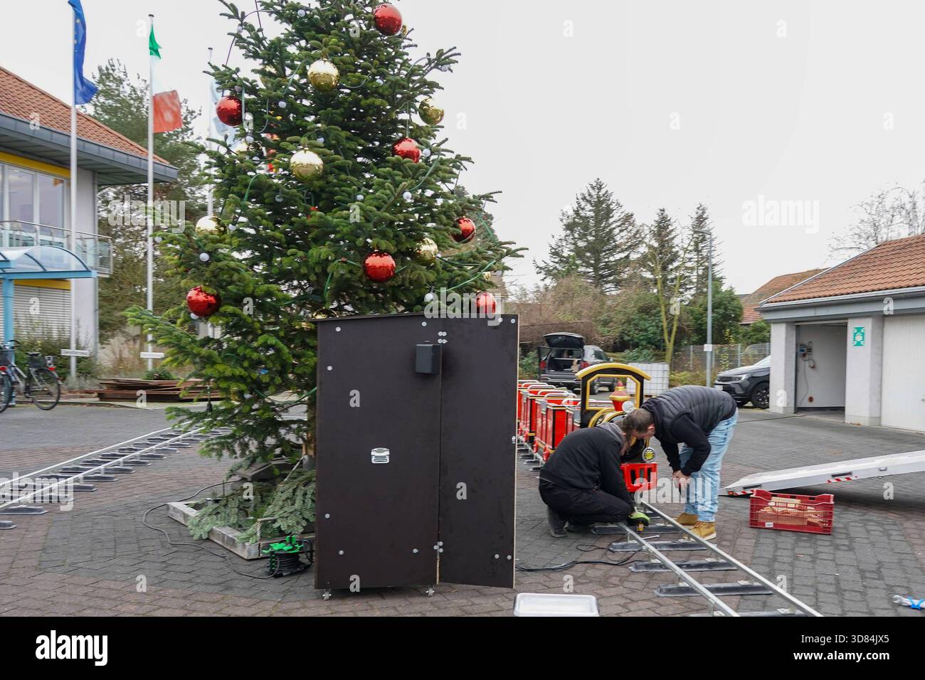 Kindereisenbahn zum Biebesheimer Weihnachtsmarkt wird aufgebaut - Biebesheim 28.11.2025: Besuch ...