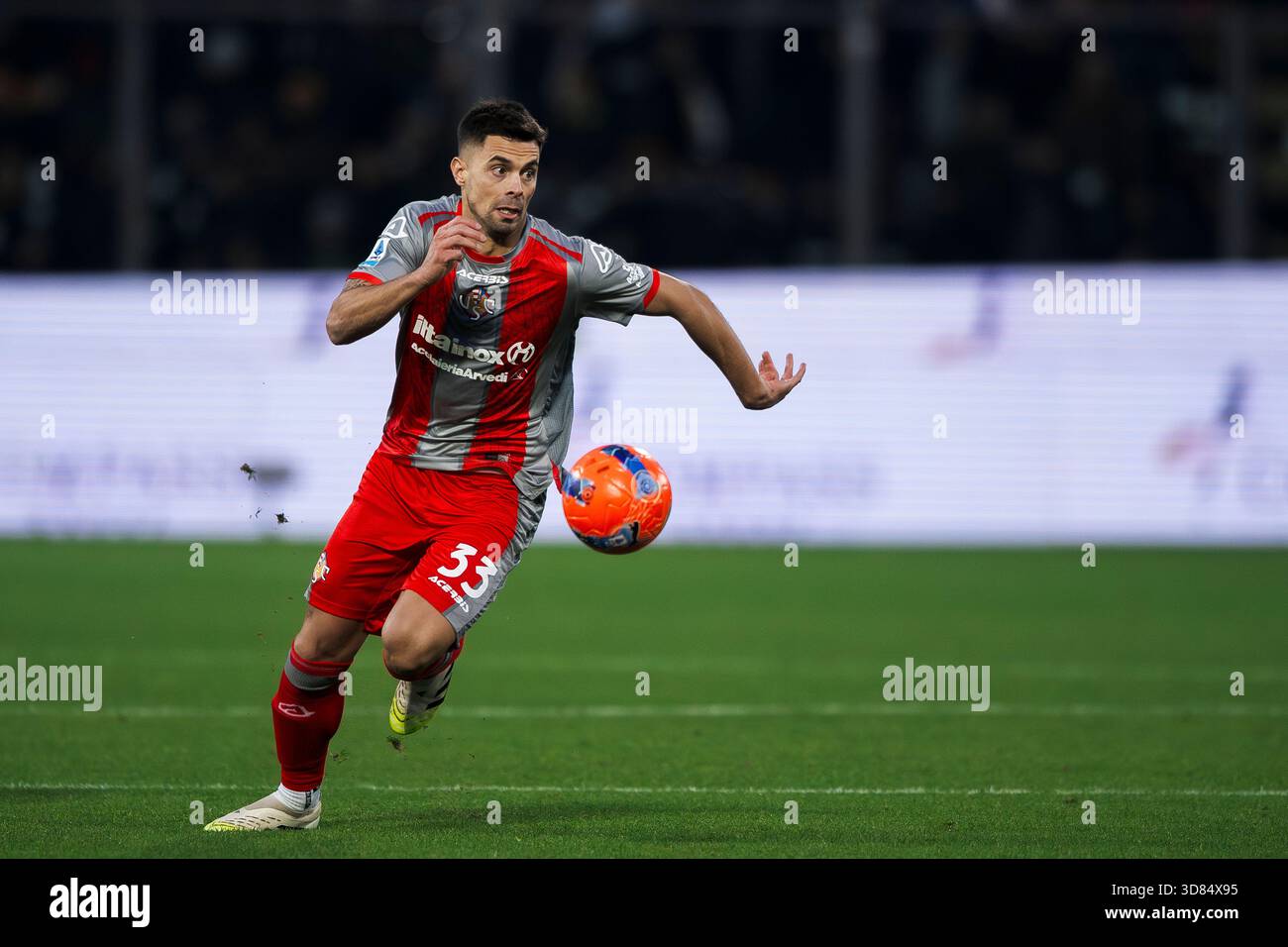 Alberto Grassi of US Cremonese is challenged by Evan Ferguson of AS ...