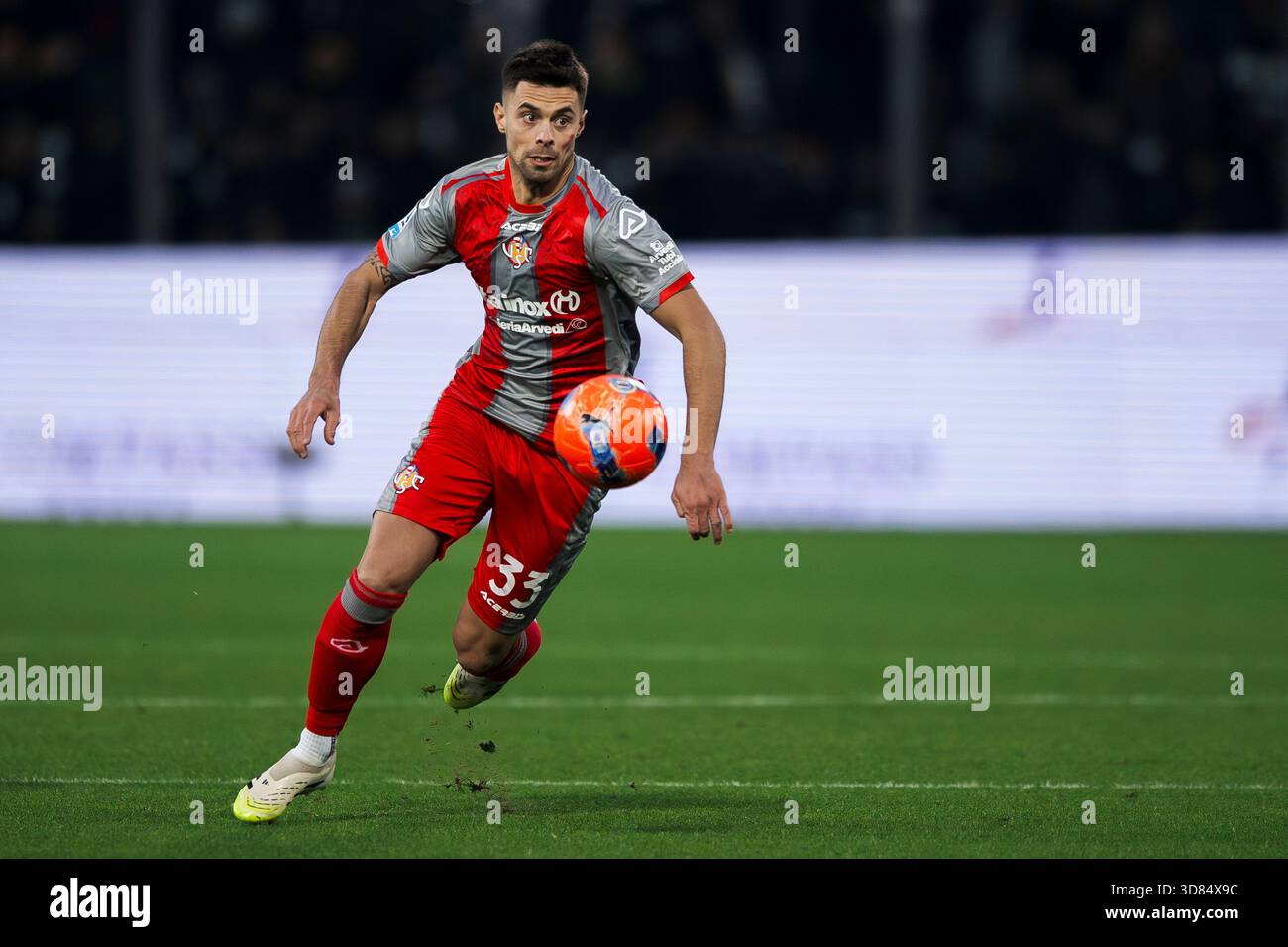 Alberto Grassi of US Cremonese is challenged by Evan Ferguson of AS ...