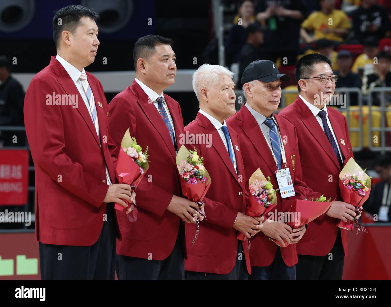 (251128) -- BEIJING, Nov. 28, 2025 (Xinhua) -- Basketball legends of ...