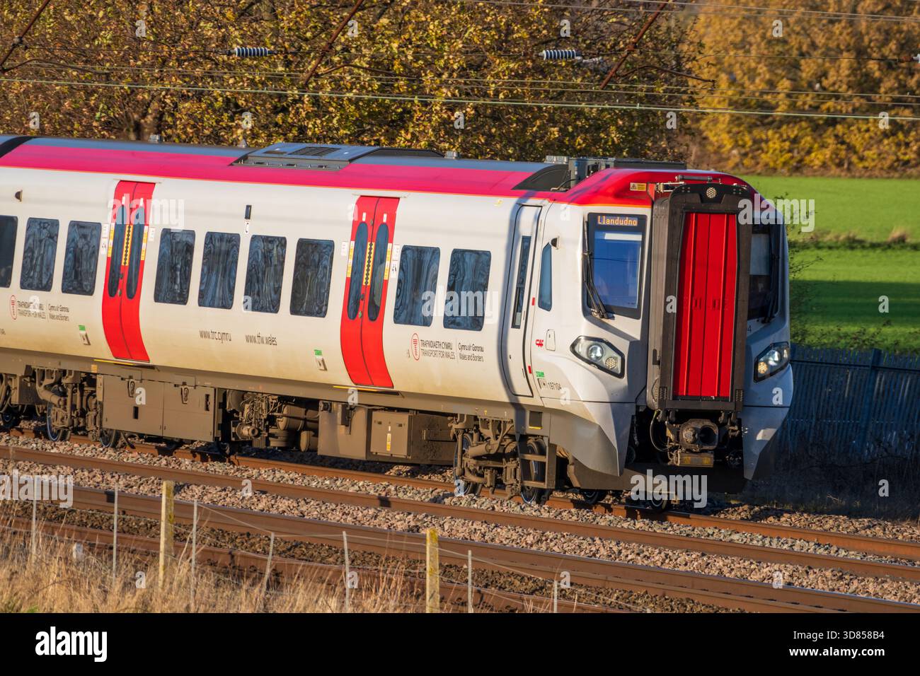 Class 197 diesel multiple unit train hi-res stock photography and ...