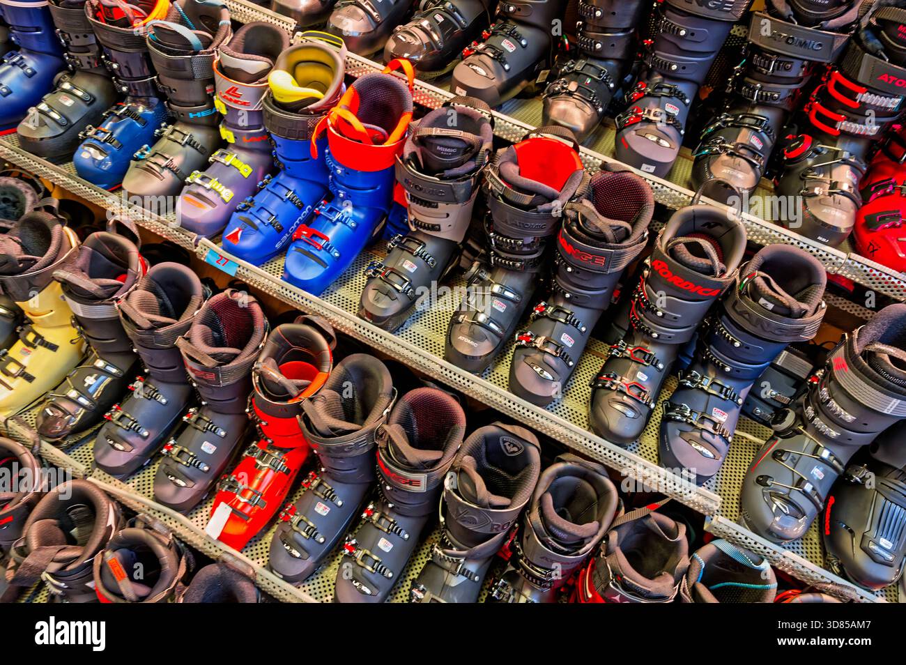 Wintersport Ausrüstung im Sportladen. Die Skischuhe stehen im Verkaufsregal in grosser Auswahl ...