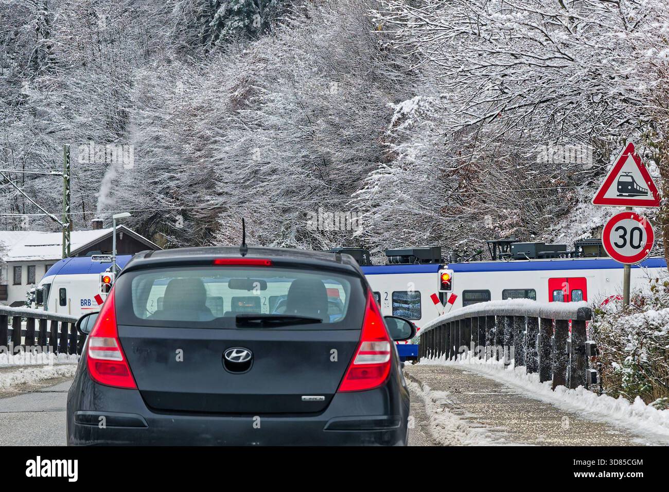 Vorfahrt Zug. Der Zug fährt , vor den wartenden Autos , an die ...