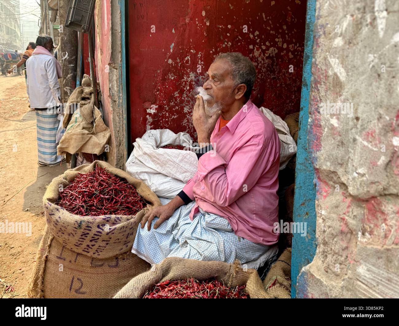 Bangladesh street scene man hi-res stock photography and images - Alamy