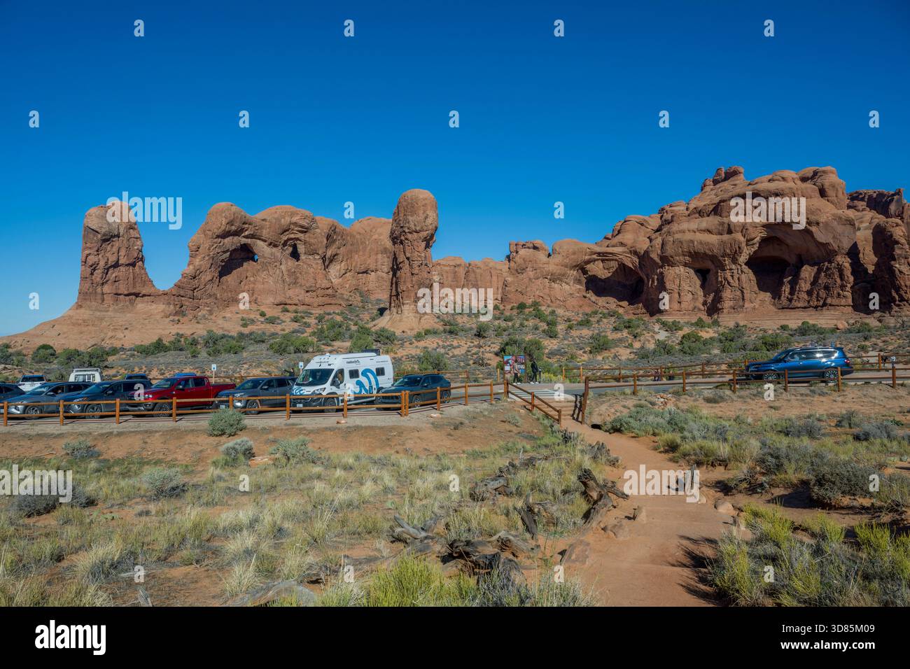 The parking lot for the Windows and Double Arch trails in Arches ...