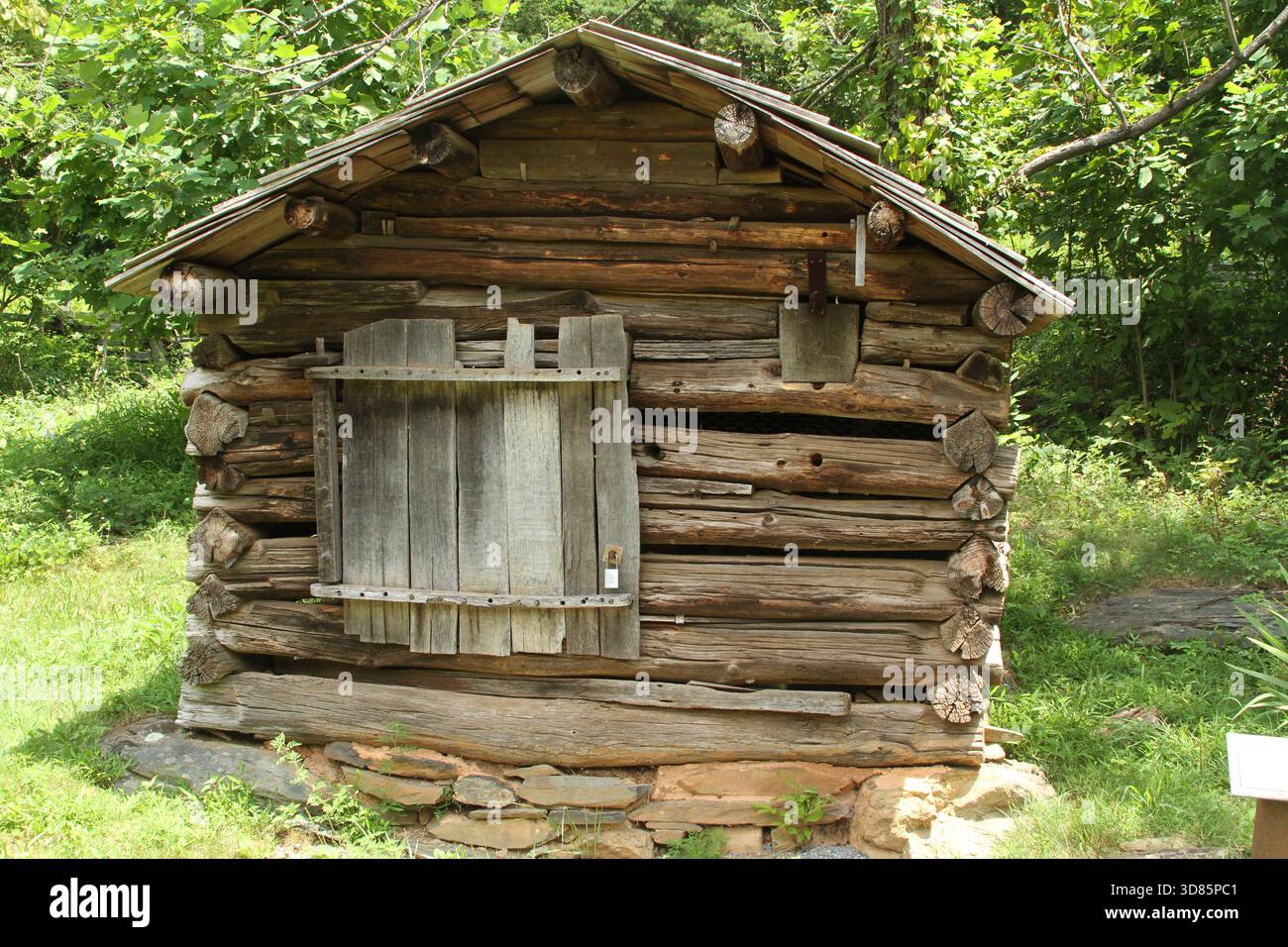 Old structure at the Humpback Rocks Mountain Farm in the Blue Ridge ...