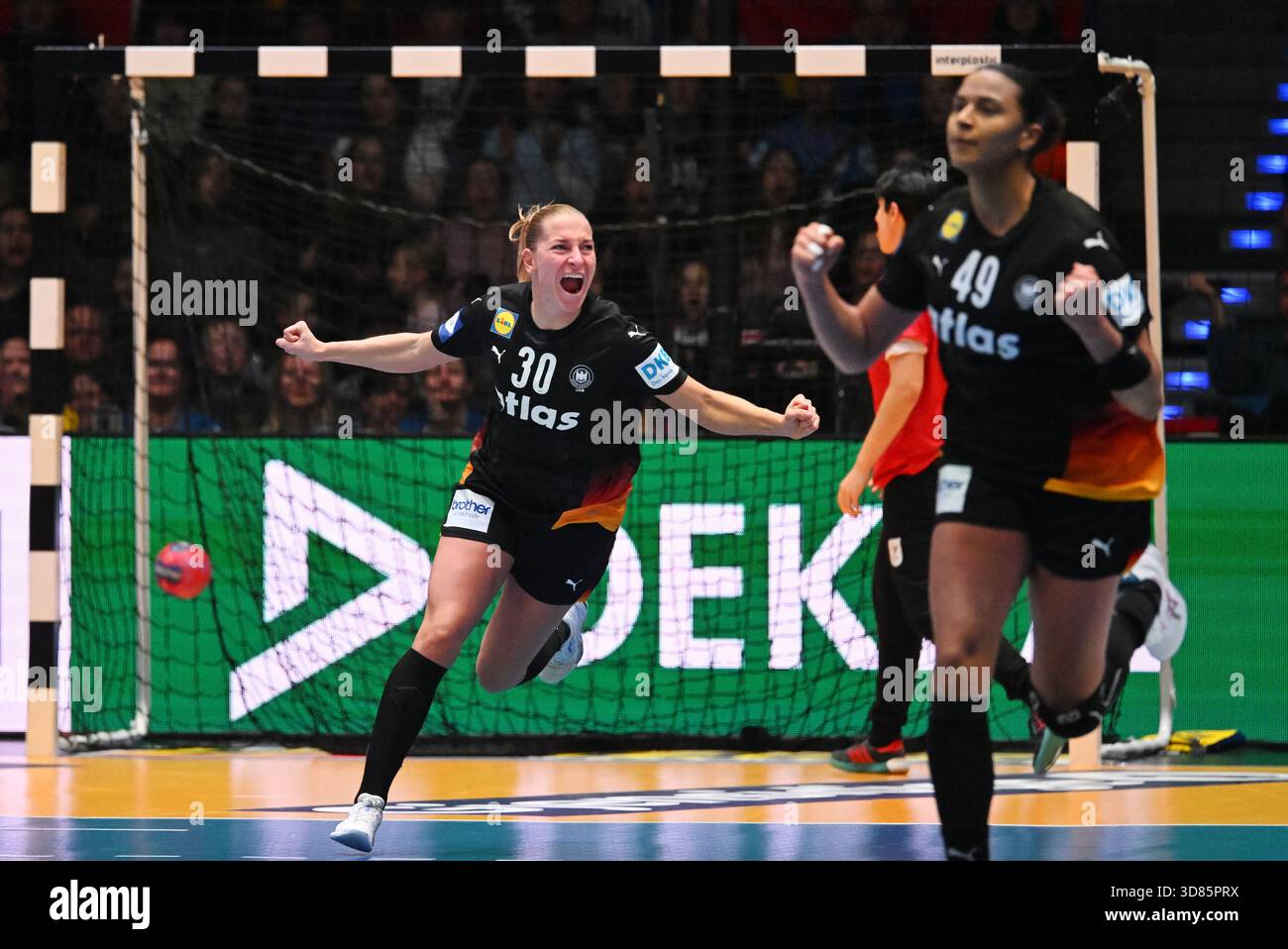 28 November 2025, Baden-Württemberg, Göppingen: Handball, Women ...