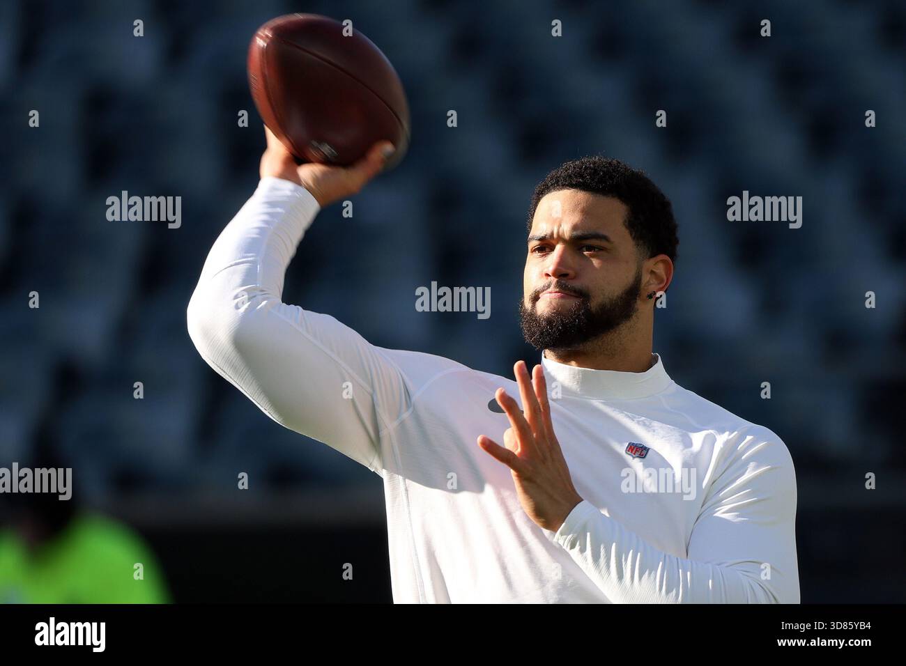 Chicago Bears quarterback Caleb Williams (18) throws the ball before an ...