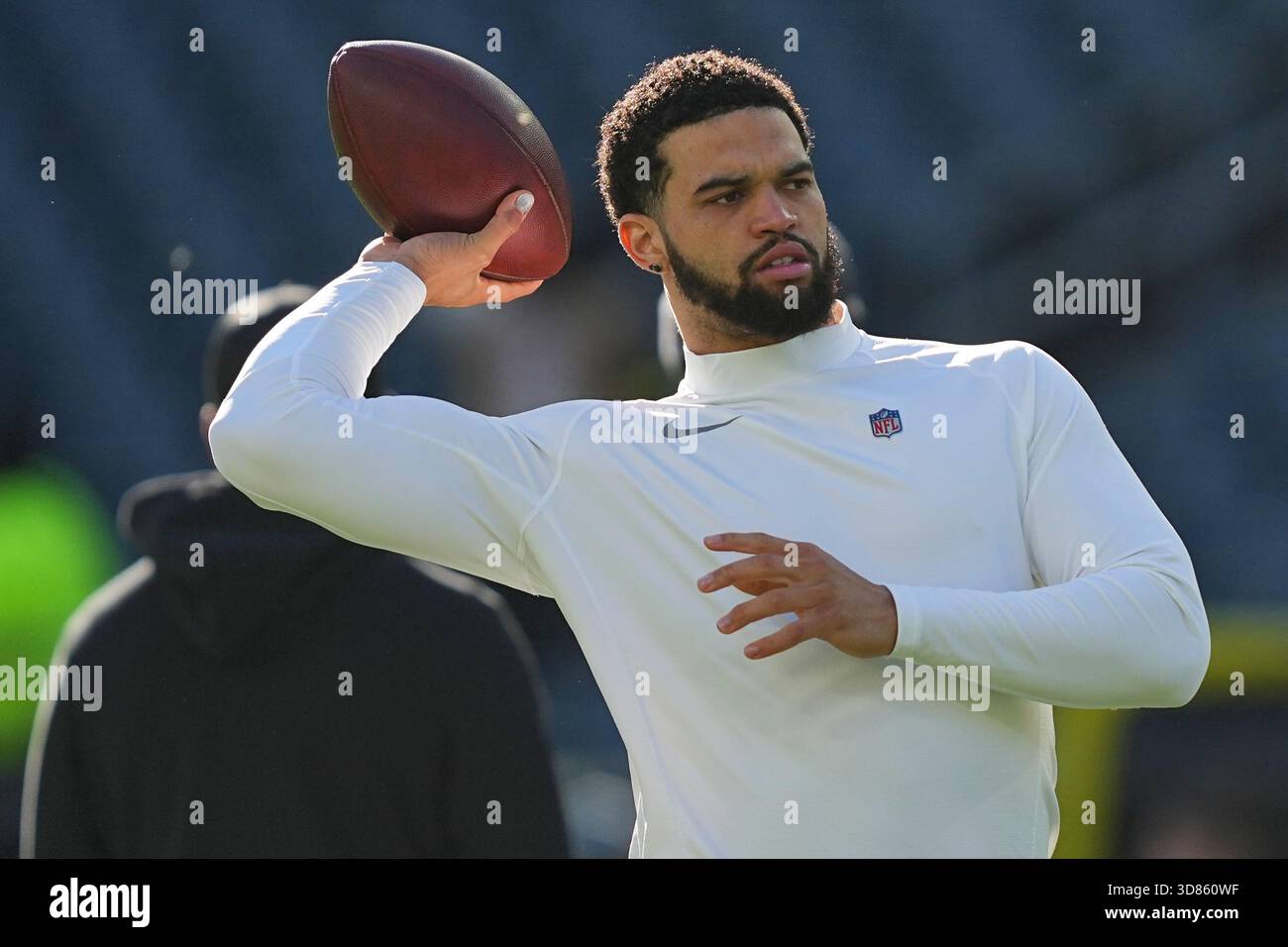Chicago Bears quarterback Caleb Williams (18) warms up before an NFL ...