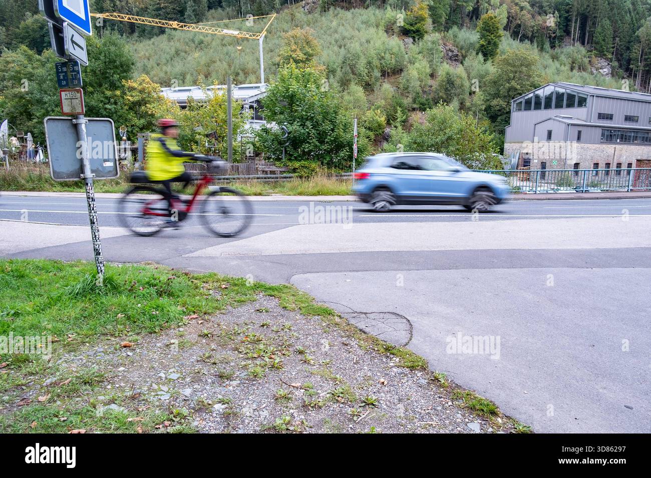 Farhradfahrer auf einem Radweg bei Monschau in der Nordeifel am 26. September 2025. GERMANY ...