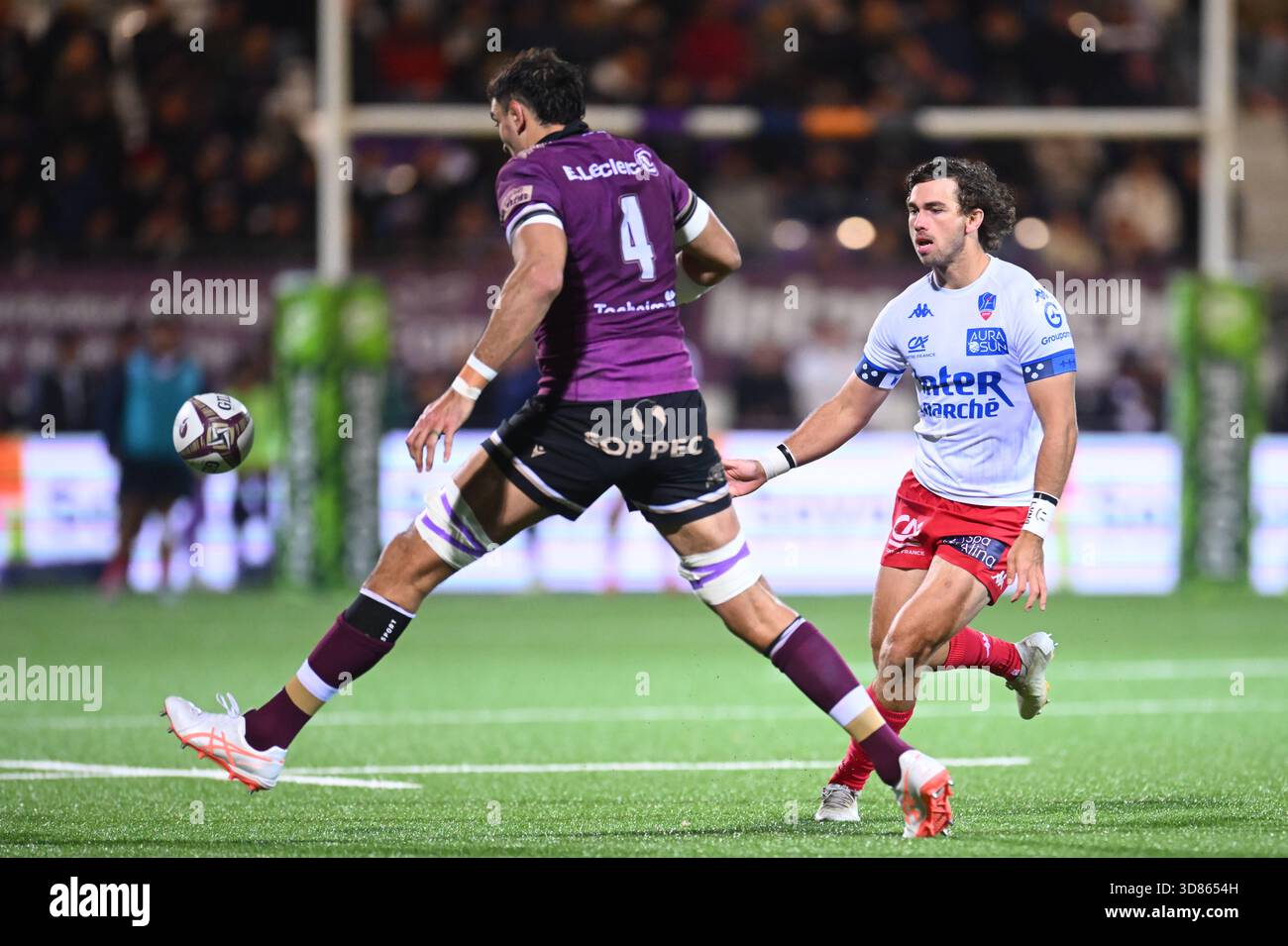 Jake Strachan of Aurillac and Richie Arnold of Soyaux Charentes during ...