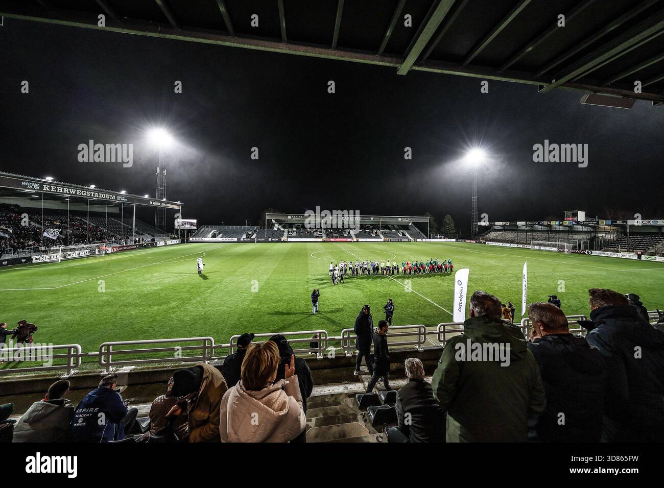 this picture shows a soccer game between KAS Eupen and Lommel SK ...