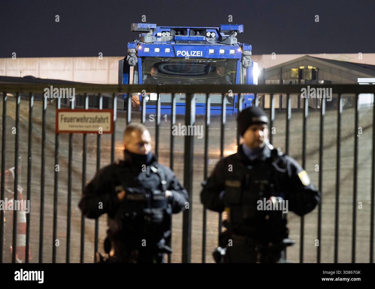 28 November 2025, Hesse, Gießen: Police secure the access roads to the ...