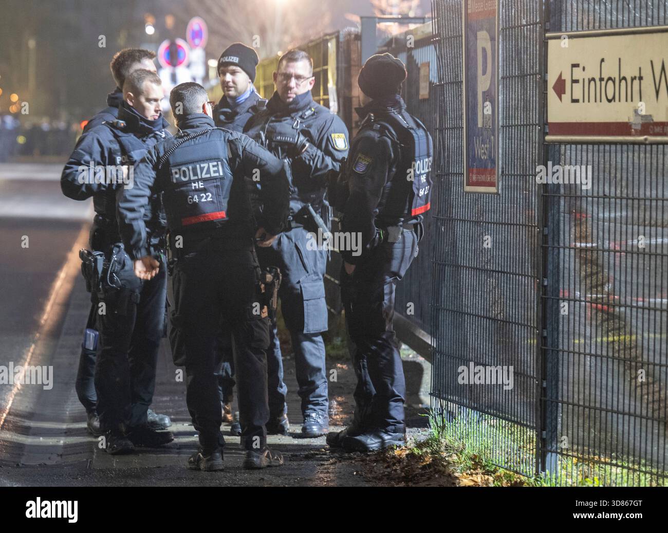 28 November 2025, Hesse, Gießen: Police secure the access roads to the ...