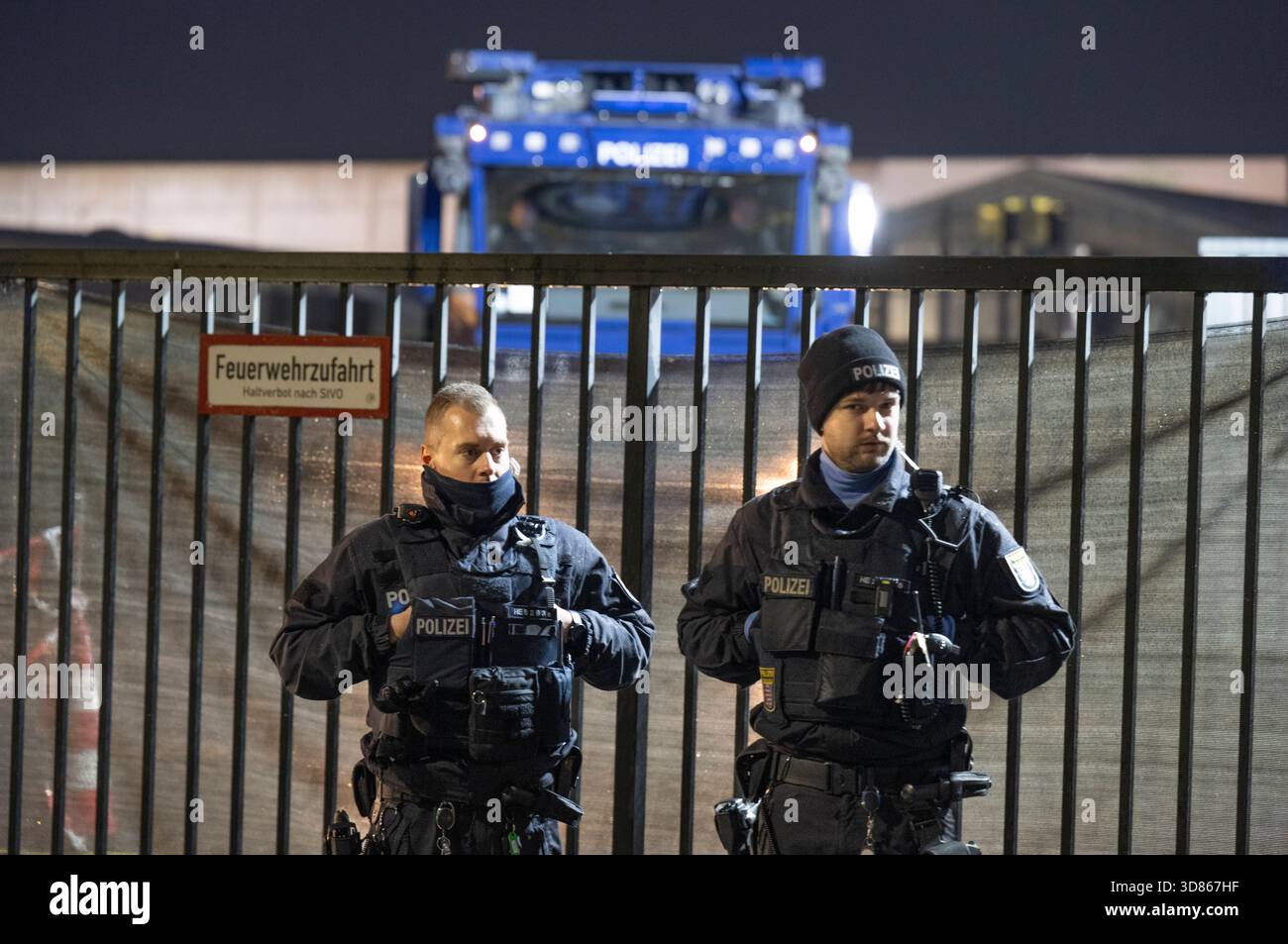 28 November 2025, Hesse, Gießen: Police secure the access roads to the ...