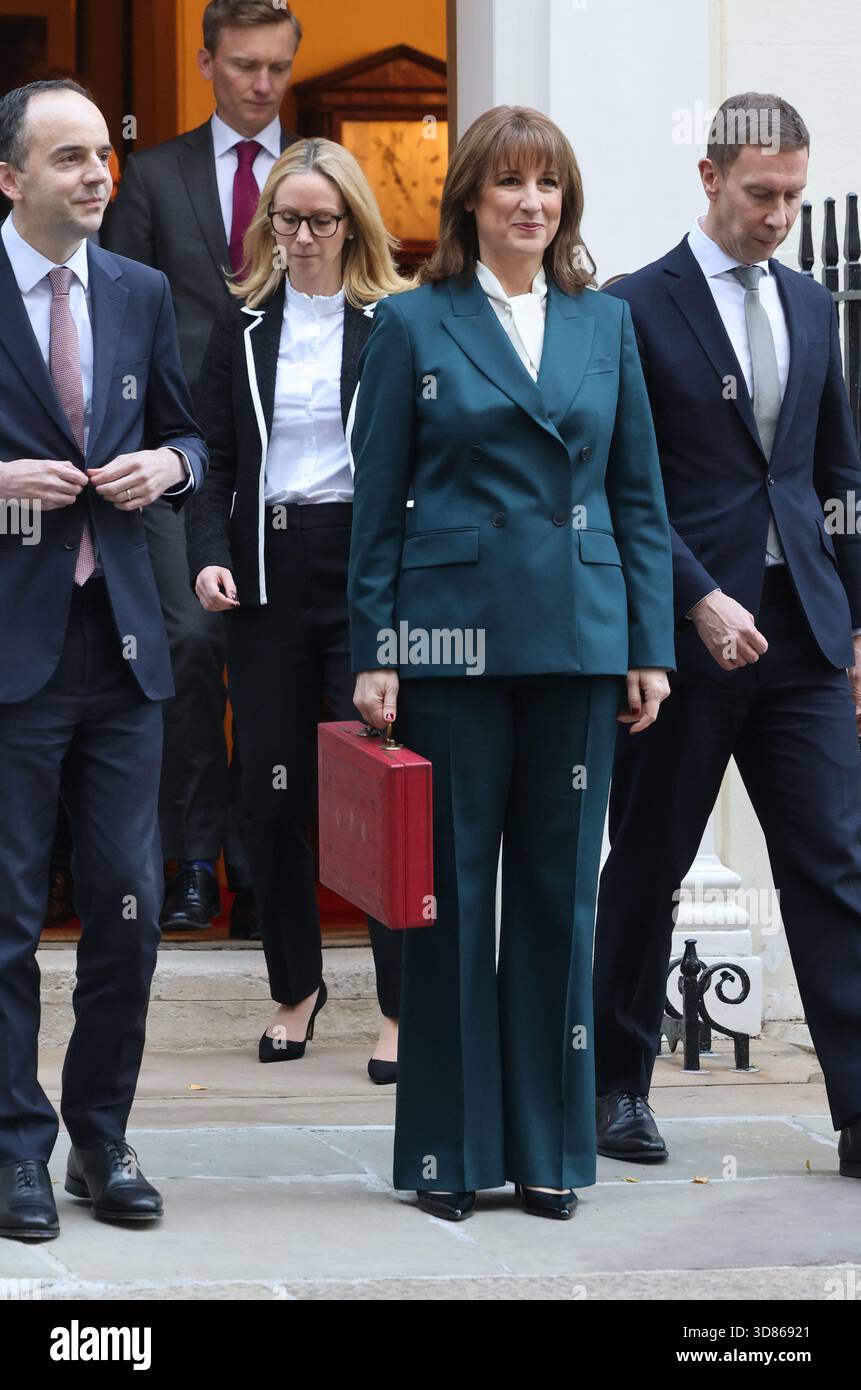 Rachel reeves with team hi-res stock photography and images - Alamy