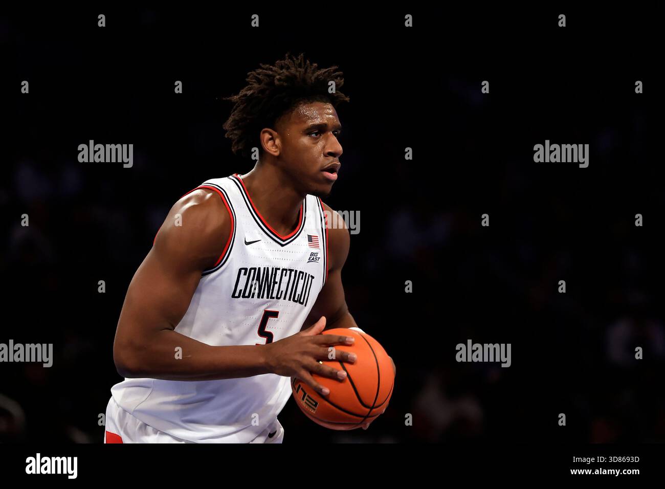 UConn forward Tarris Reed Jr. (5) looks to pass during the first half ...