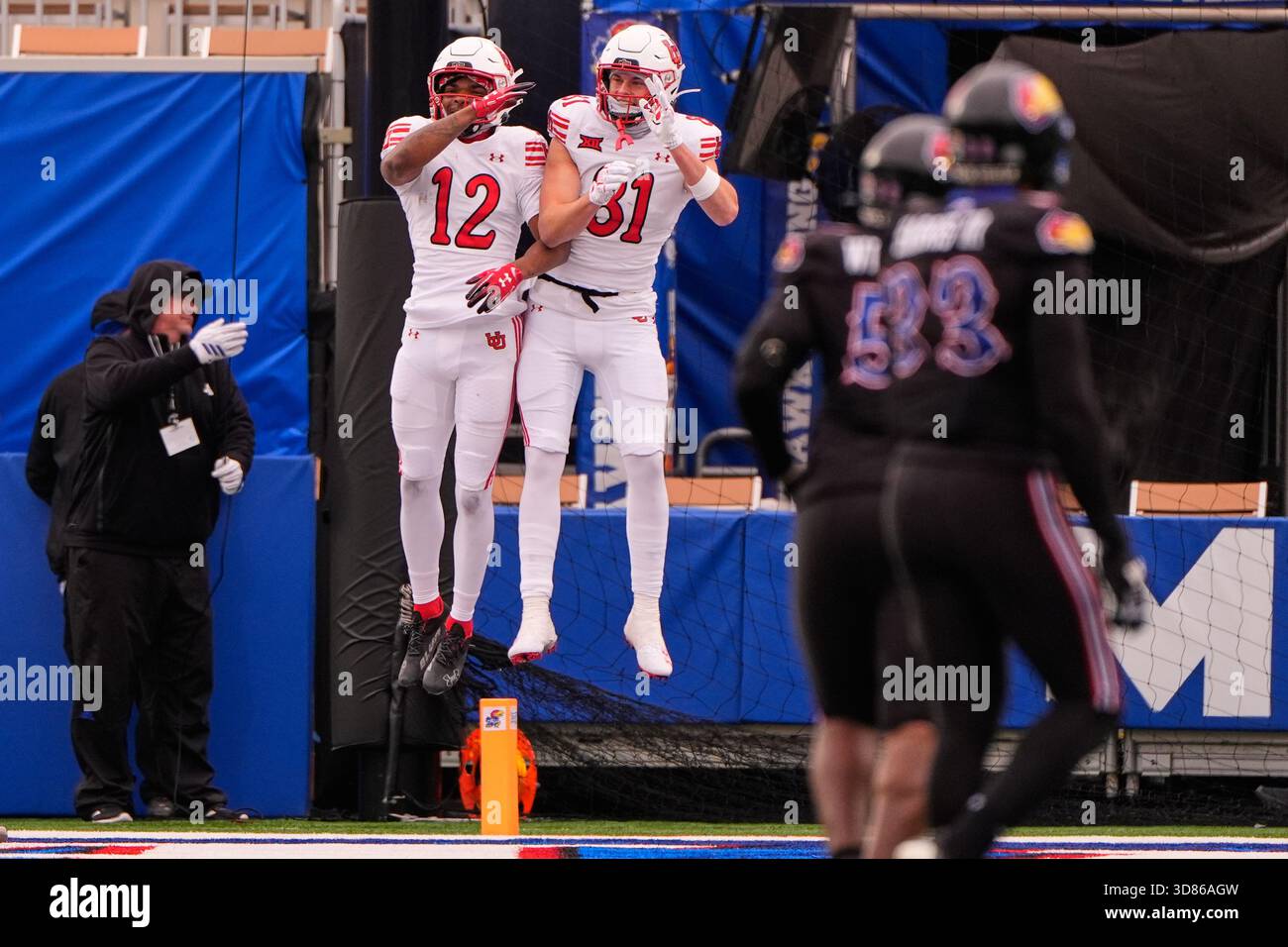 Utah wide receiver Larry Simmons (12) and tight end JJ Buchanan (81 ...