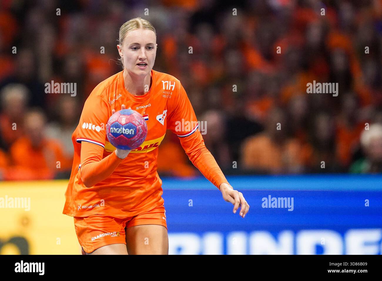 ROTTERDAM, NETHERLANDS - NOVEMBER 28: Kelly Dulfer of the Netherlands ...