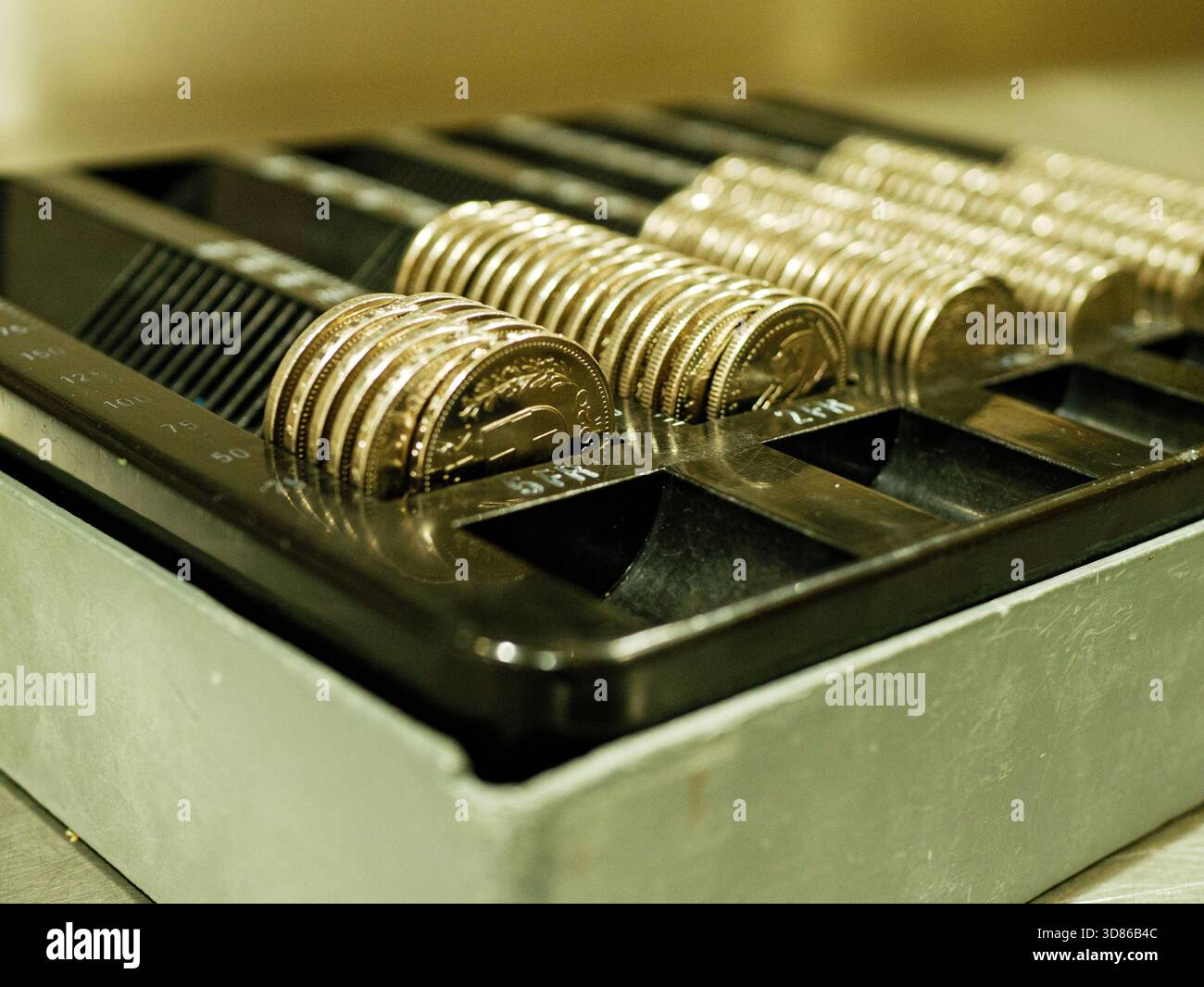 Retail cash handling hi-res stock photography and images - Alamy