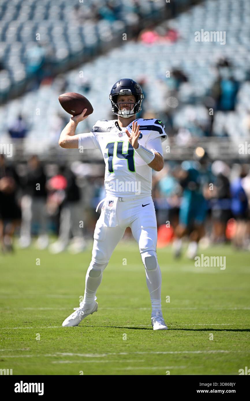 Seattle Seahawks quarterback Sam Darnold (14) warms up before an NFL ...