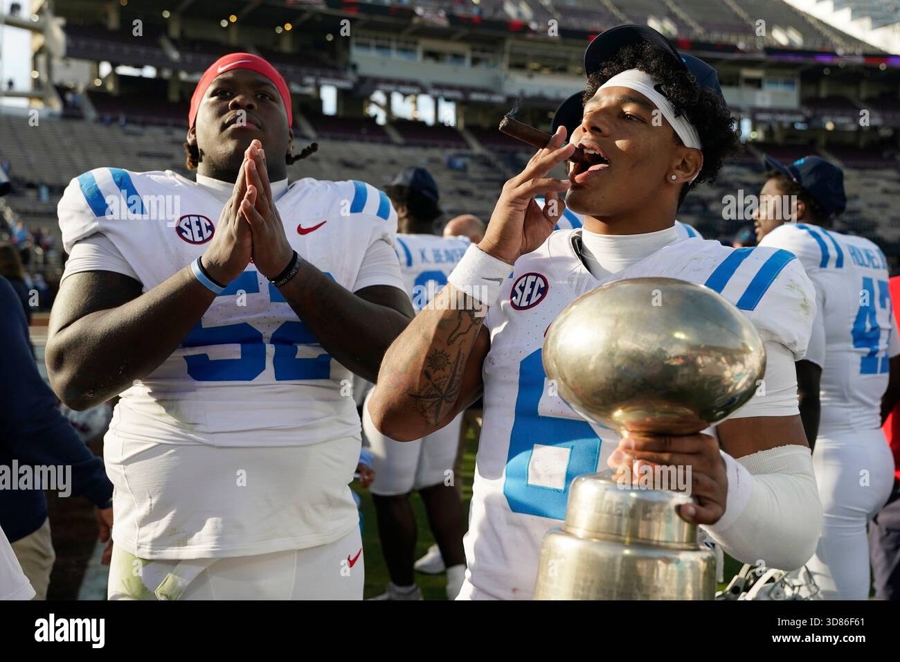 Mississippi quarterback Trinidad Chambliss (6) holds the "Golden Egg ...