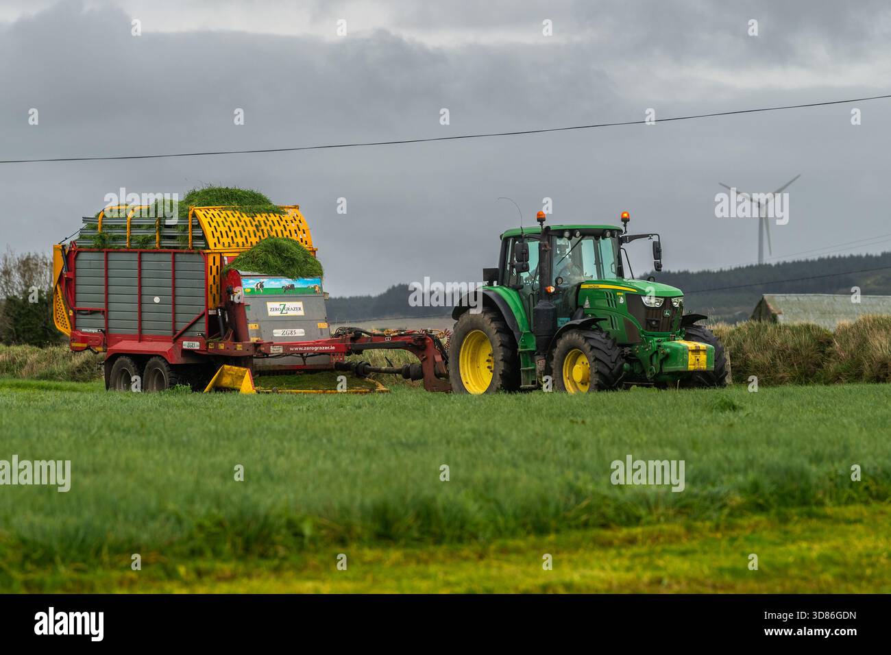 Zero-grazing a field using a Zero-Grazer ZG85 and a John Deere 6155M ...