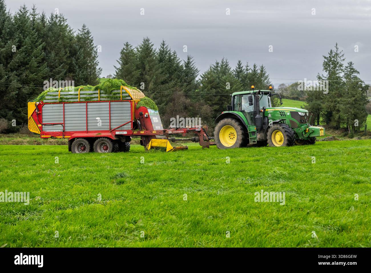 Zero-grazing a field using a Zero-Grazer ZG85 and a John Deere 6155M ...
