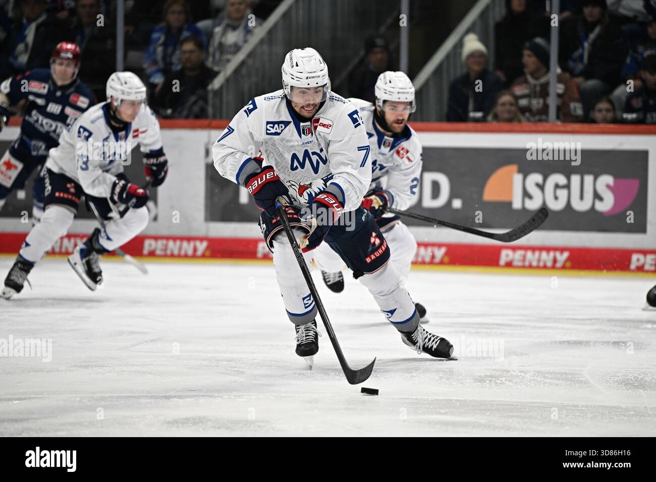 John Gilmour (Adler Mannheim) Schwenninger Wild Wings against Adler ...