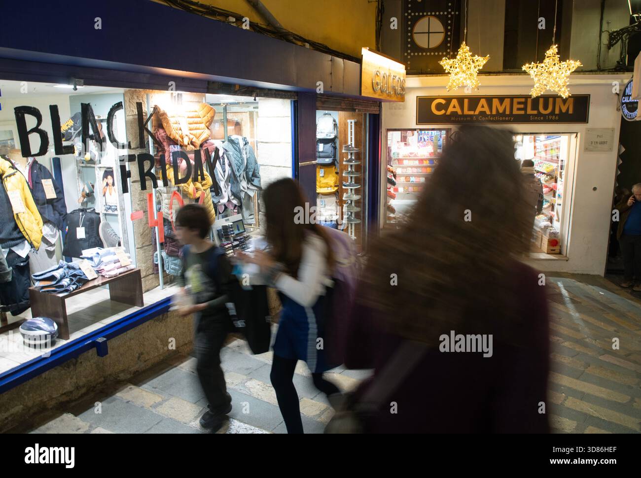 28 November 2025, Spain, Palma: People walk through the shopping ...