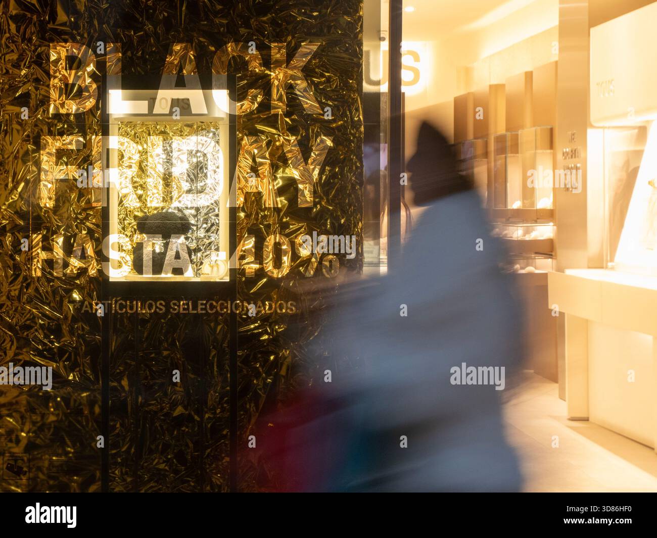 28 November 2025, Spain, Palma: People walk through the shopping ...