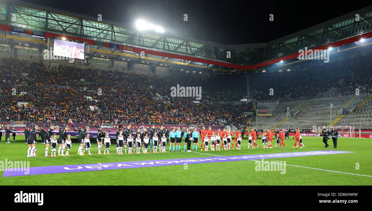 Lineup of the teams Kaiserslautern, November 28, 2025, Soccer, Women ...