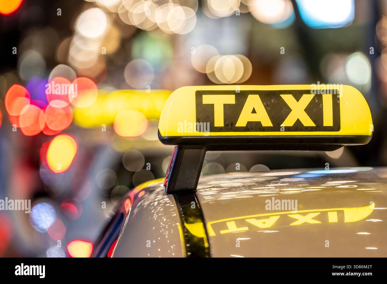 Taxi Halteplatz, auf der Tauentzienstraße in Berlin, abends ...