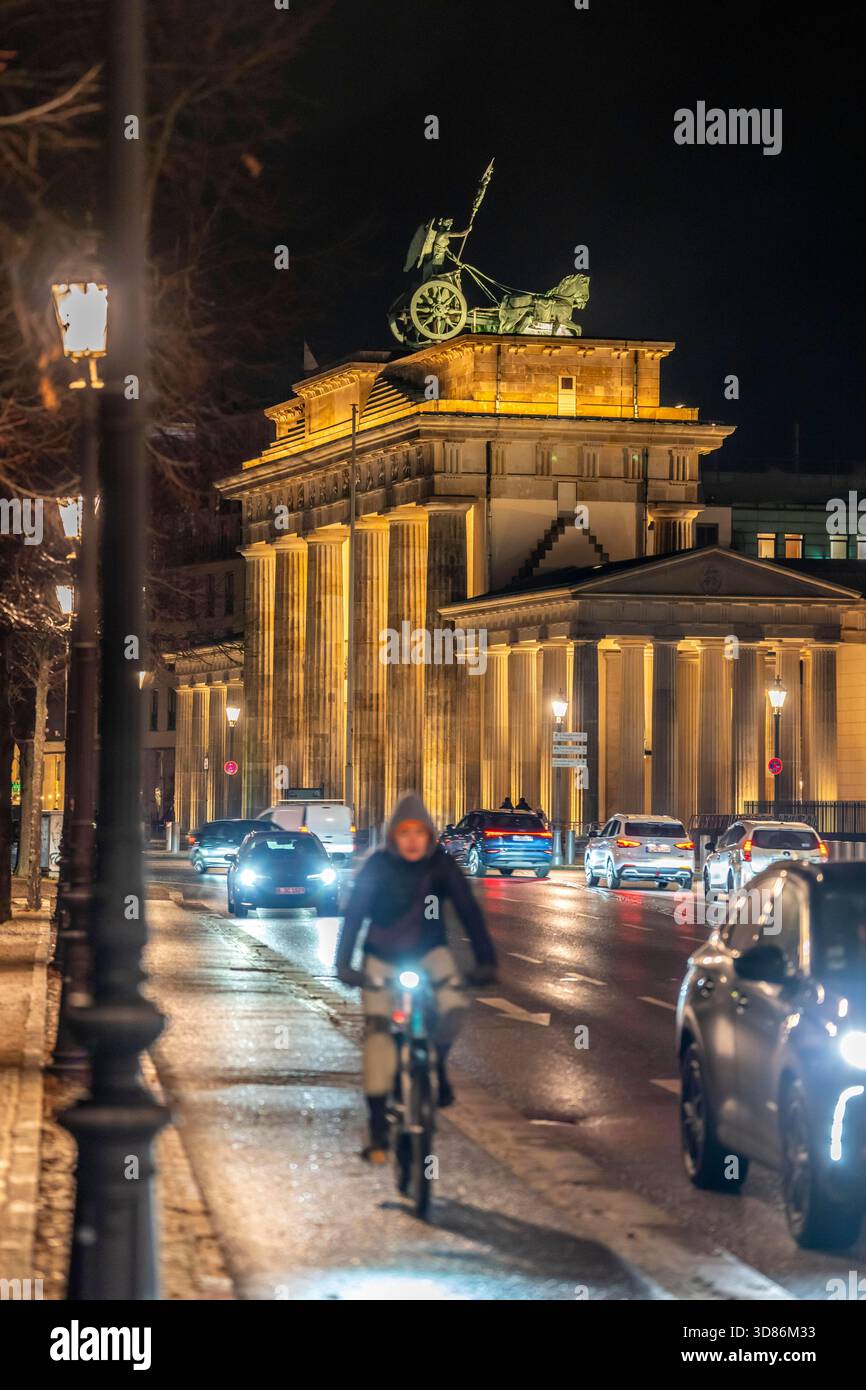 Abendlicher Straßenverkehr auf der Ebertstraße, am Platz des 18.März ...
