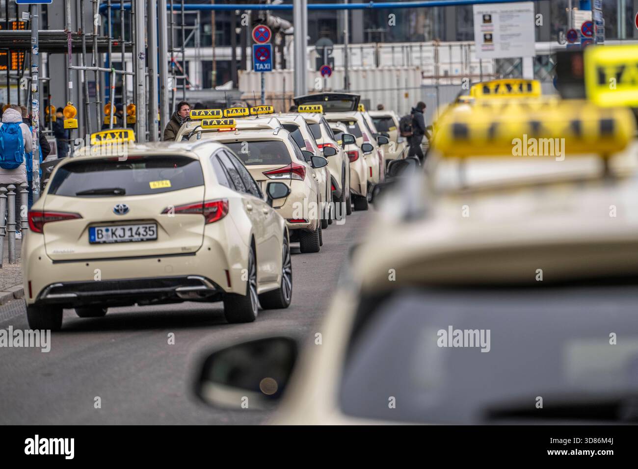 Taxen vor dem Hauptbahnhof in Berlin, warten in Reihe auf Fahrgäste ...