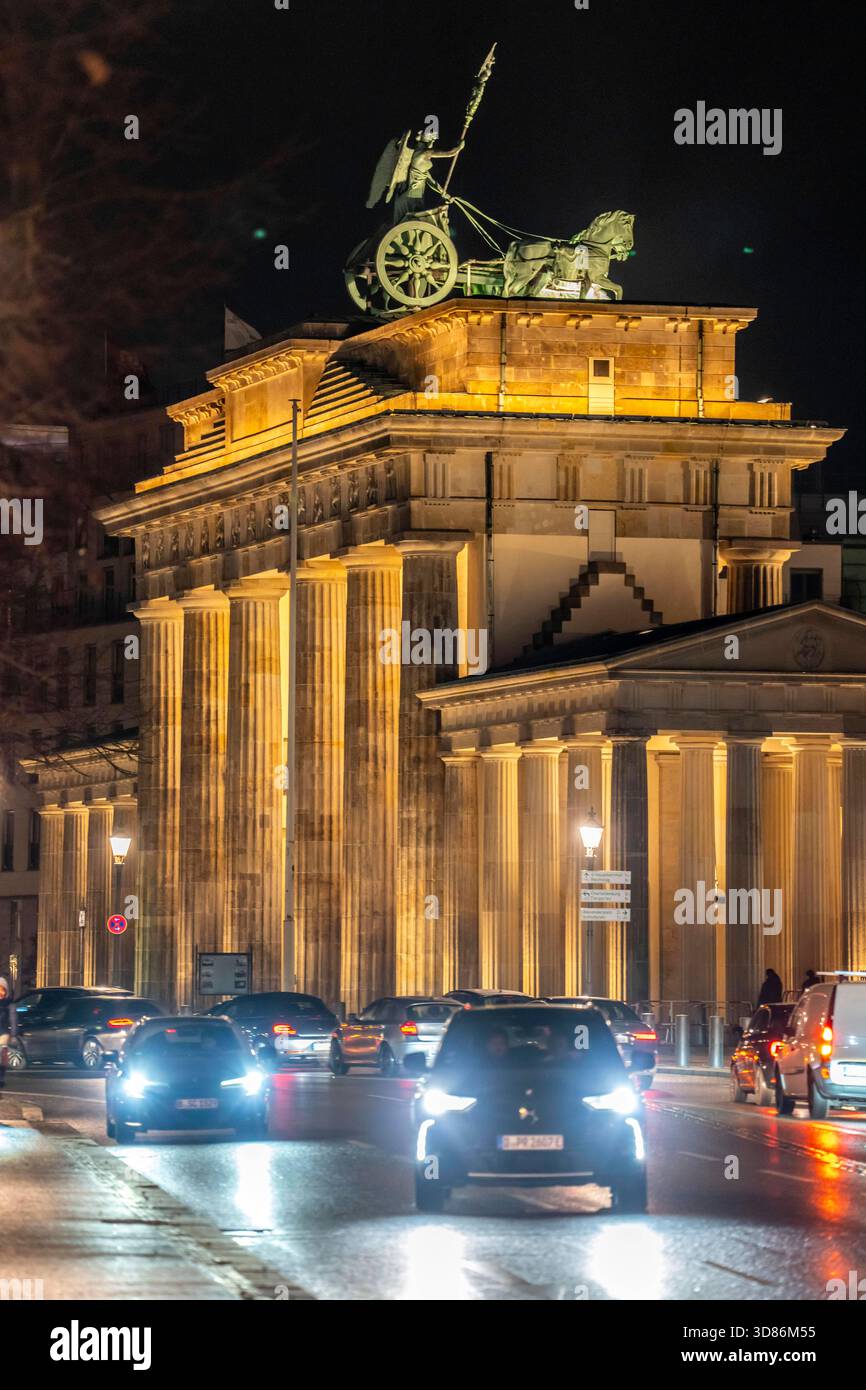 Abendlicher Straßenverkehr auf der Ebertstraße, am Platz des 18.März ...