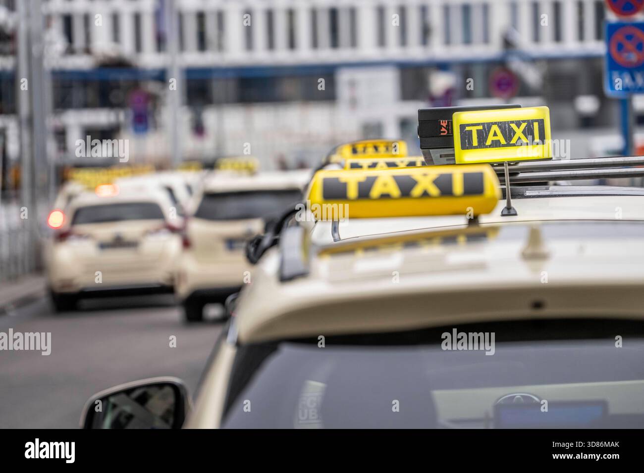 Taxen vor dem Hauptbahnhof in Berlin, warten in Reihe auf Fahrgäste ...