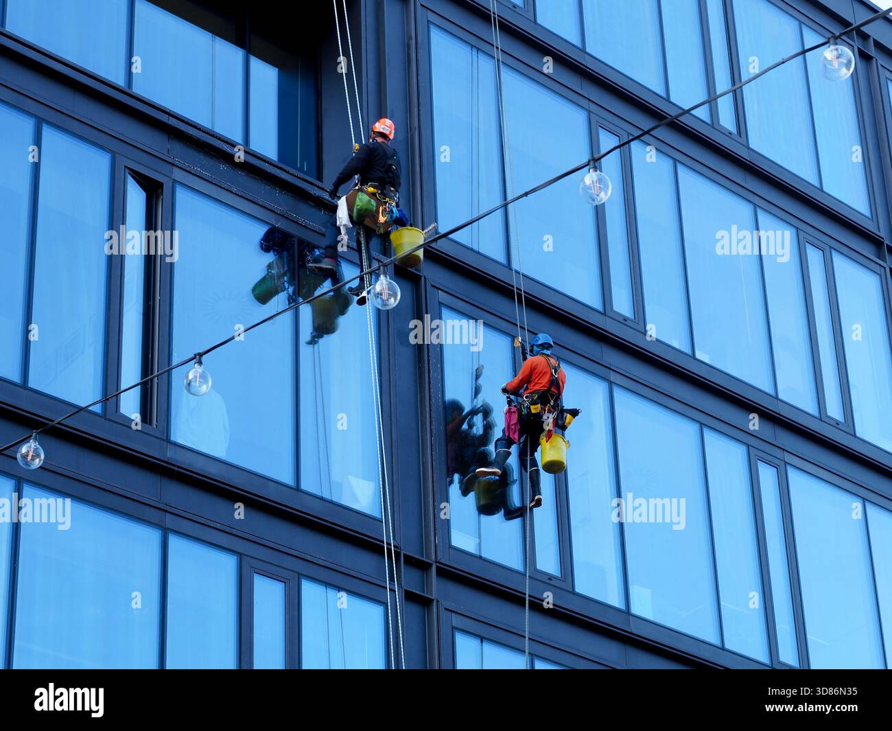 Rope access window cleaning hi-res stock photography and images - Alamy
