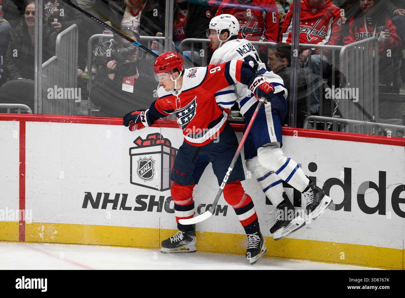 Washington Capitals right wing Ryan Leonard (9) and Toronto Maple Leafs ...